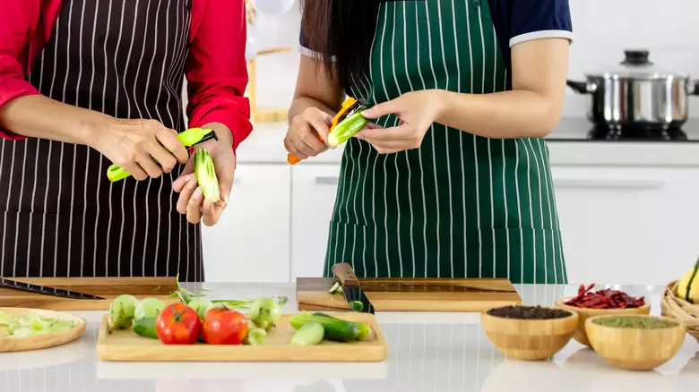 Cociñeiros preparando alimentos