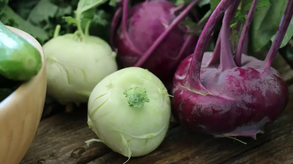 Purple ug luspad nga berde nga kohlrabi sa kahoy nga lamesa