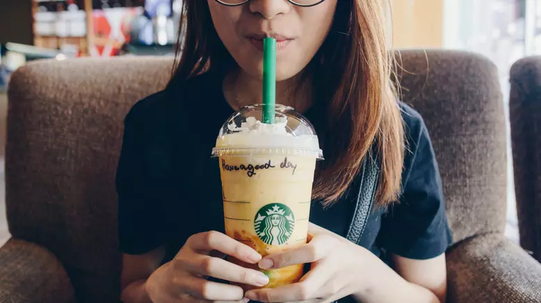 Babaye nga nag-inom og Starbucks nga ilimnon