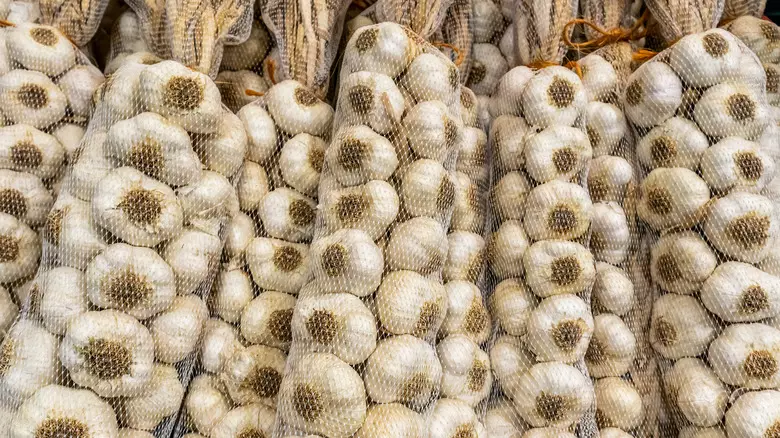 Veelvuldige gaas sakke gevul met knoffel