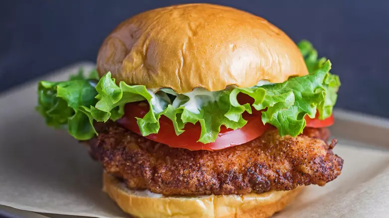 Copycat Burger King Spicy Crispy Chicken Sandwich en un mostrador