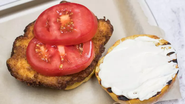 Montaje de un sándwich de pollo crujiente picante de Burger King