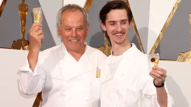 Byron și Wolfgang Puck ținând bomboane trofeul Oscar