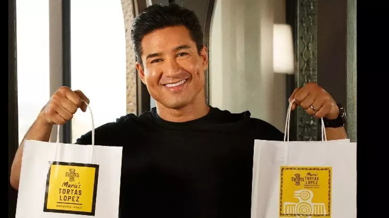 Mario Lopez drži vrećice za kupnju Tortas Lopez