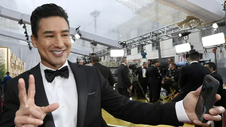 Mario Lopez gooit een vredesteken en maakt een selfie