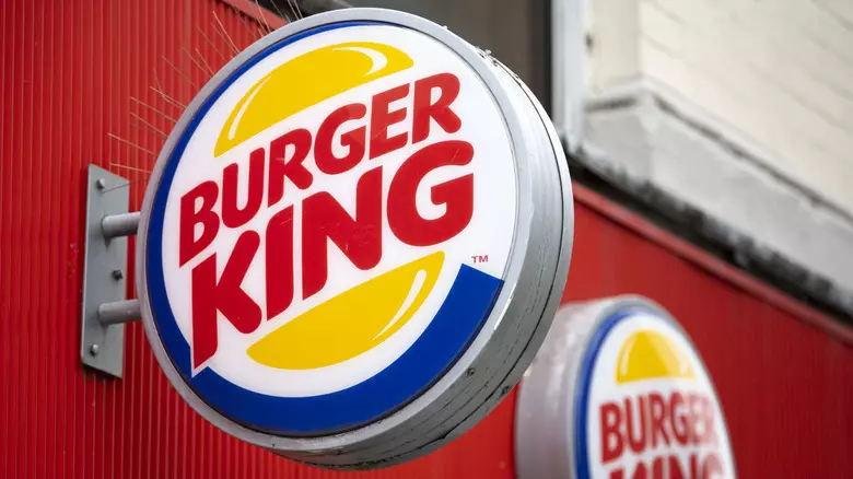 Λογότυπο Burger King επικολλημένο σε κόκκινο τοίχο