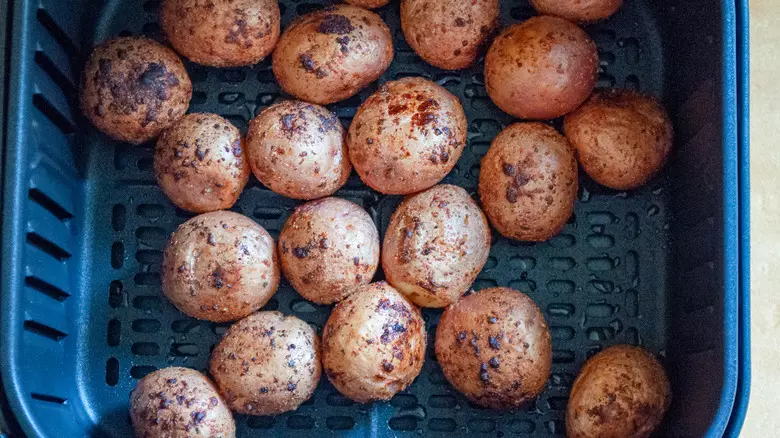 kosz frytkownicy z przyprawionymi czerwonymi ziemniakami dla dzieci
