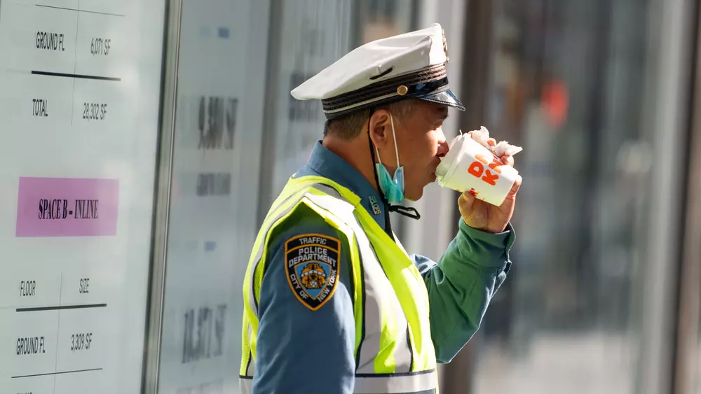 Offisier drinkt Dunkin 'koffie