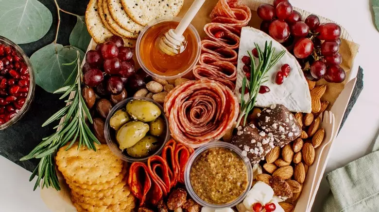 Charcuterie board bil-laħmijiet u ġobon