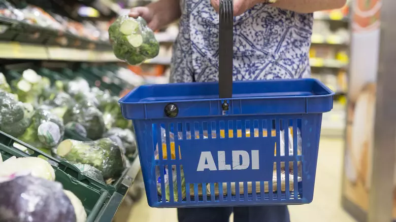 Man håller korg i Aldi