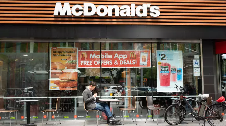 Raġel quddiem McDonald's