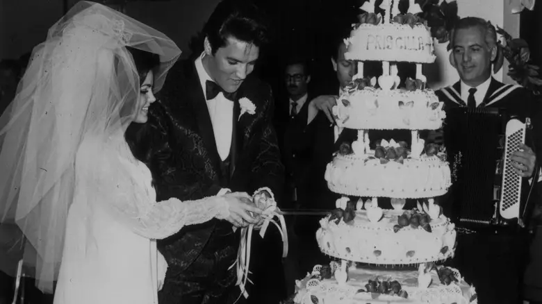 एल्विस प्रेस्ली और प्रिसिला एन ब्यूलियू अपनी शादी के केक के साथ
