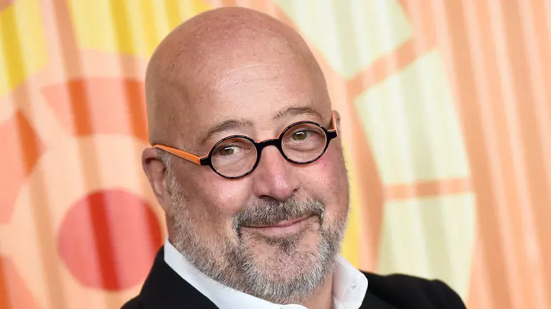 Andrew Zimmern mesem ing kamera