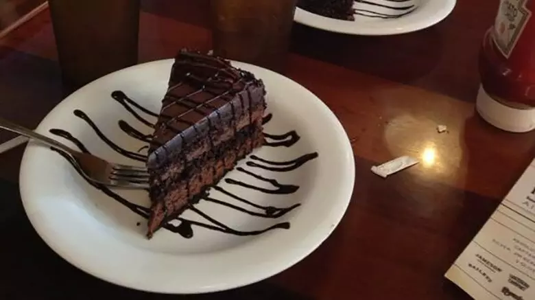 hooters chocolate cake