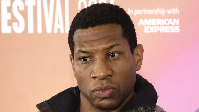 Jonathan Majors ap bousonnen bouch