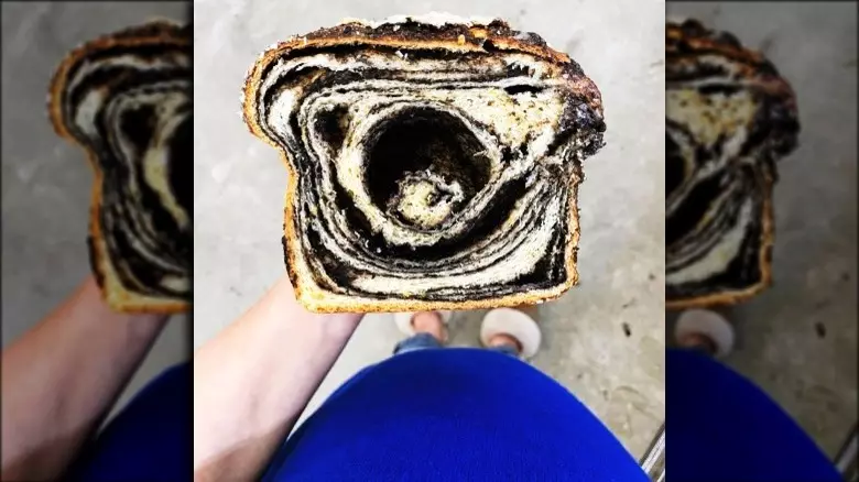 Molly Yeh heldur á skera babka