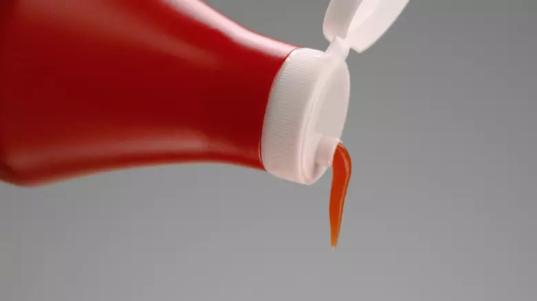 Rød ketchupflaske
