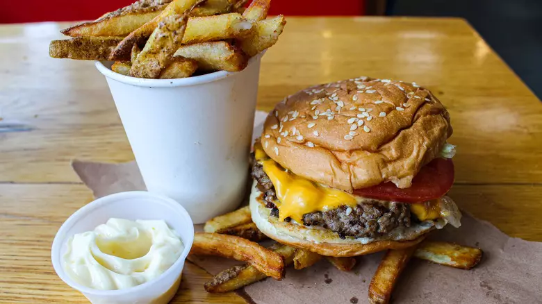 pet fantov burger in krompirček na mizi