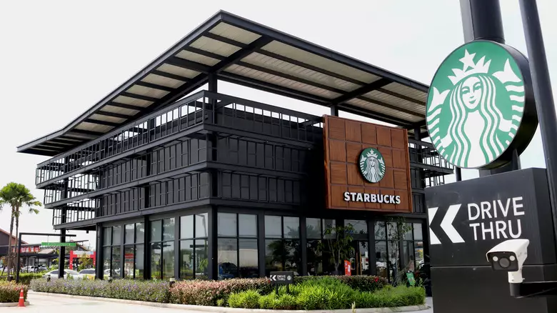 Sötét fém épület Starbucks Drive Thru felirattal