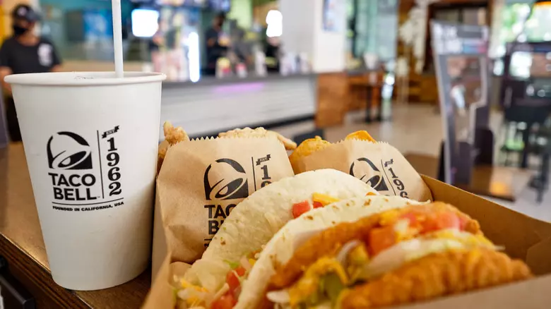 Tacos i refrescs al taulell dins de Taco Bell