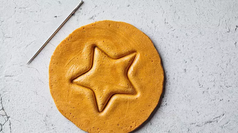 Caramel de Dalgona amb forma d'estrella