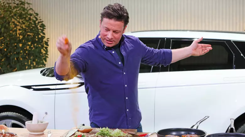 Jamie Oliver förbereder vegoburgare