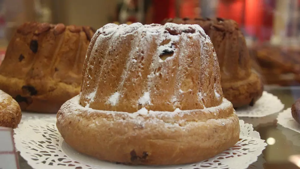 Nærbilde av en tradisjonell Kugelhopf bundt-kake