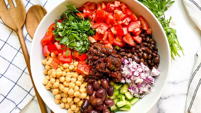 Receita fácil de salada Balela com legumes misturados