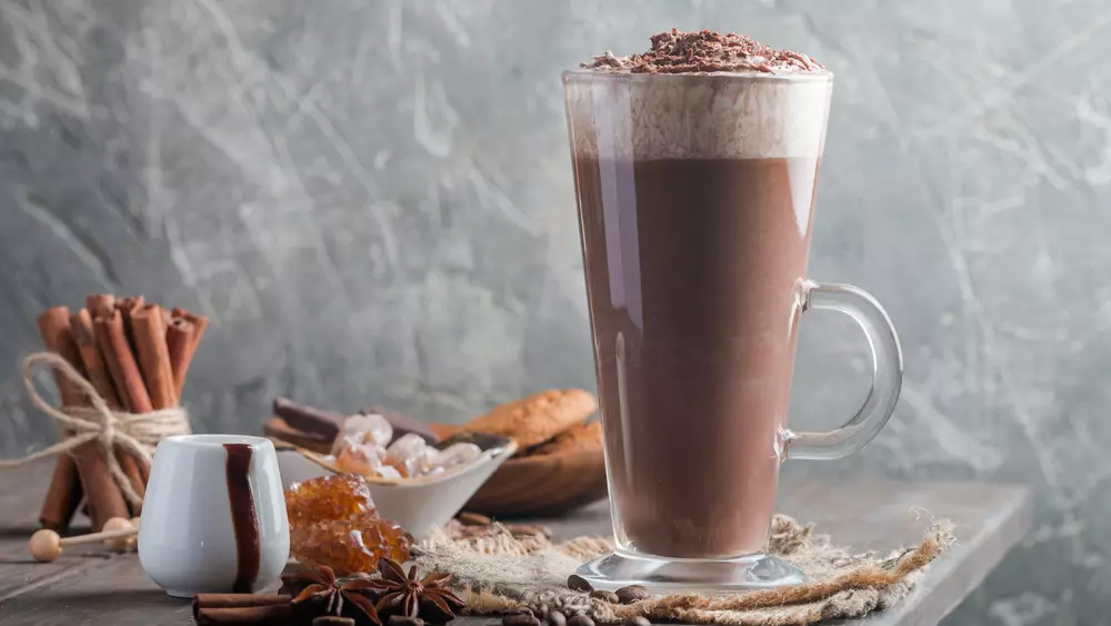 Flottur kaffi latte með þeyttum rjóma