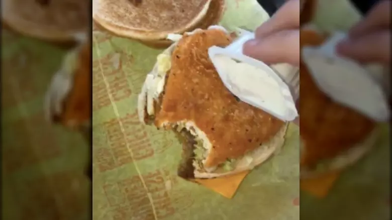 एक मैकडॉनल्ड्स बर्गर और चिकन सैंडविच