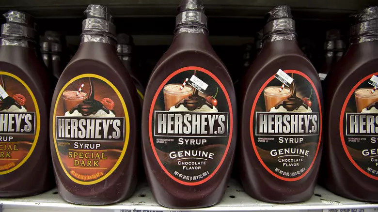 Hershey's chocolate syrup ntawm lub tsev muag khoom txee