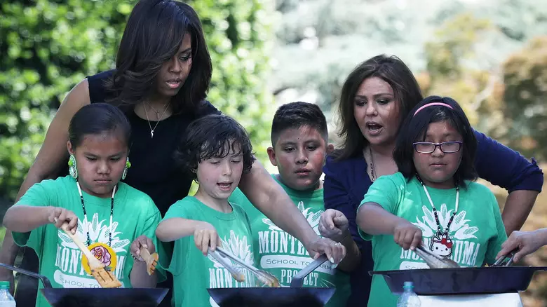 Rachael Ray e Michelle Obama ensinando crianças a cozinhar