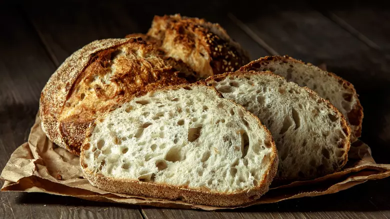 Domaći pečeni hleb narezan na komade