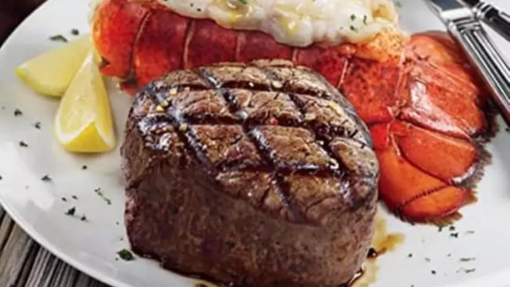LongHorn Steakhouse Flo's filet tare da wutsiya lobster a gidan abinci na sarkar