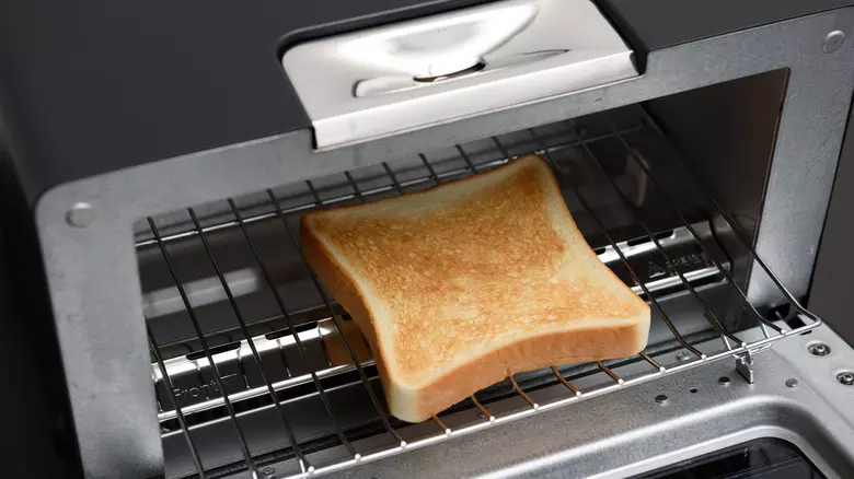 Akara Yiyan ni a toaster adiro