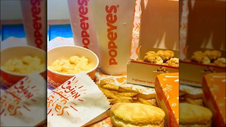 Popeyes mac и сирене с ястие