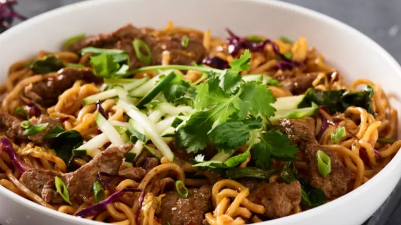 Fideos picantes de carne coreana