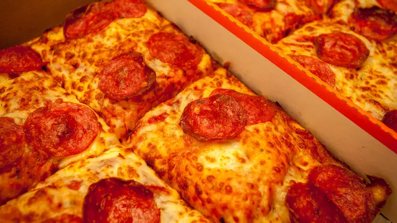 Kaste ar dziļo trauku pepperoni picu no Little Caesars