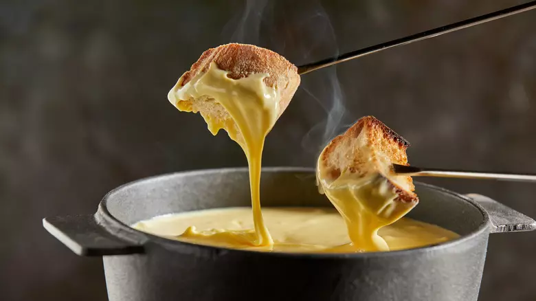 Fondue dicelupkan ke latar belakang hitam