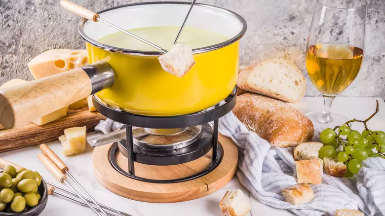 Pot melyn fondue traddodiadol