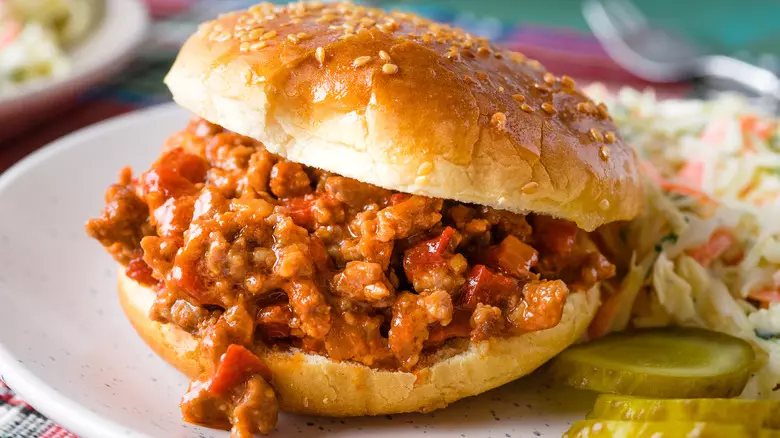 Sloppy Joe sandwich ka poleiti e nang le coleslaw le pickles