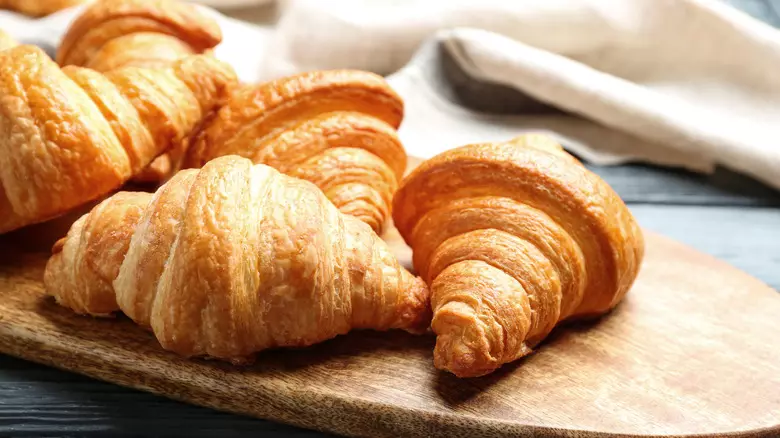 Croissant di atas meja