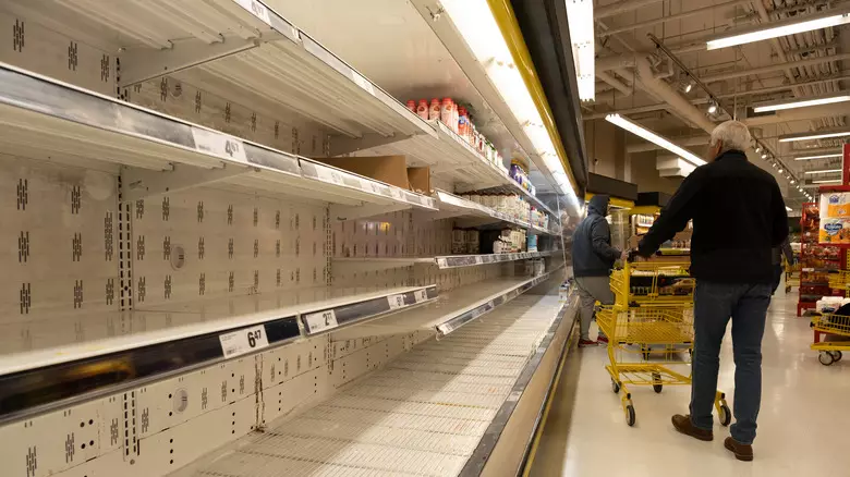 Empty supermarket txee