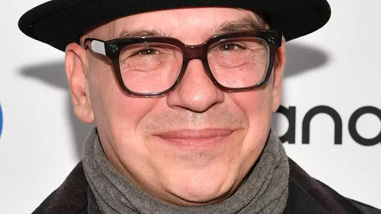 Michael Symon poartă pălărie neagră și ochelari