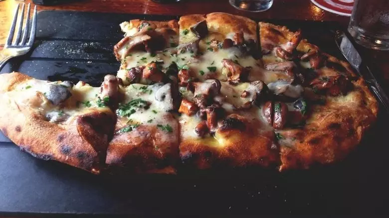 Саңырауқұлақпен жасалған байыпты пицца