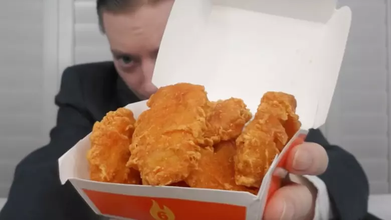 Sinusuri ng TheReportOfTheWeek ang McDonald's Spicy Chicken McNuggets