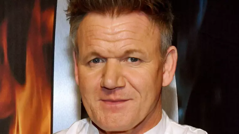 Gordon Ramsay trước bảng hiệu Fox