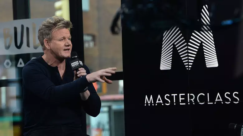 Gordon Ramsay spricht vor dem MasterClass-Schild