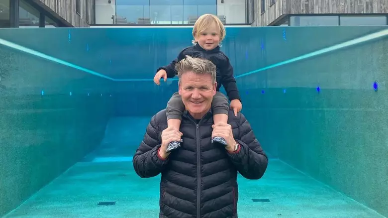 Gordon Ramsay und Sohn vor dem Swimmingpool