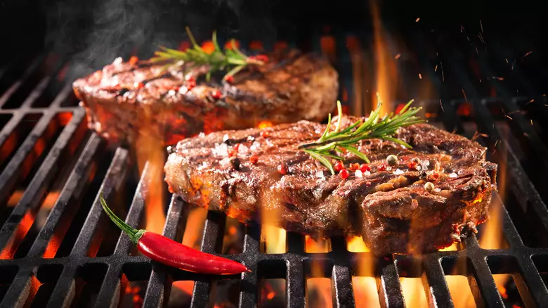 Steaks op de grill met een pepertje